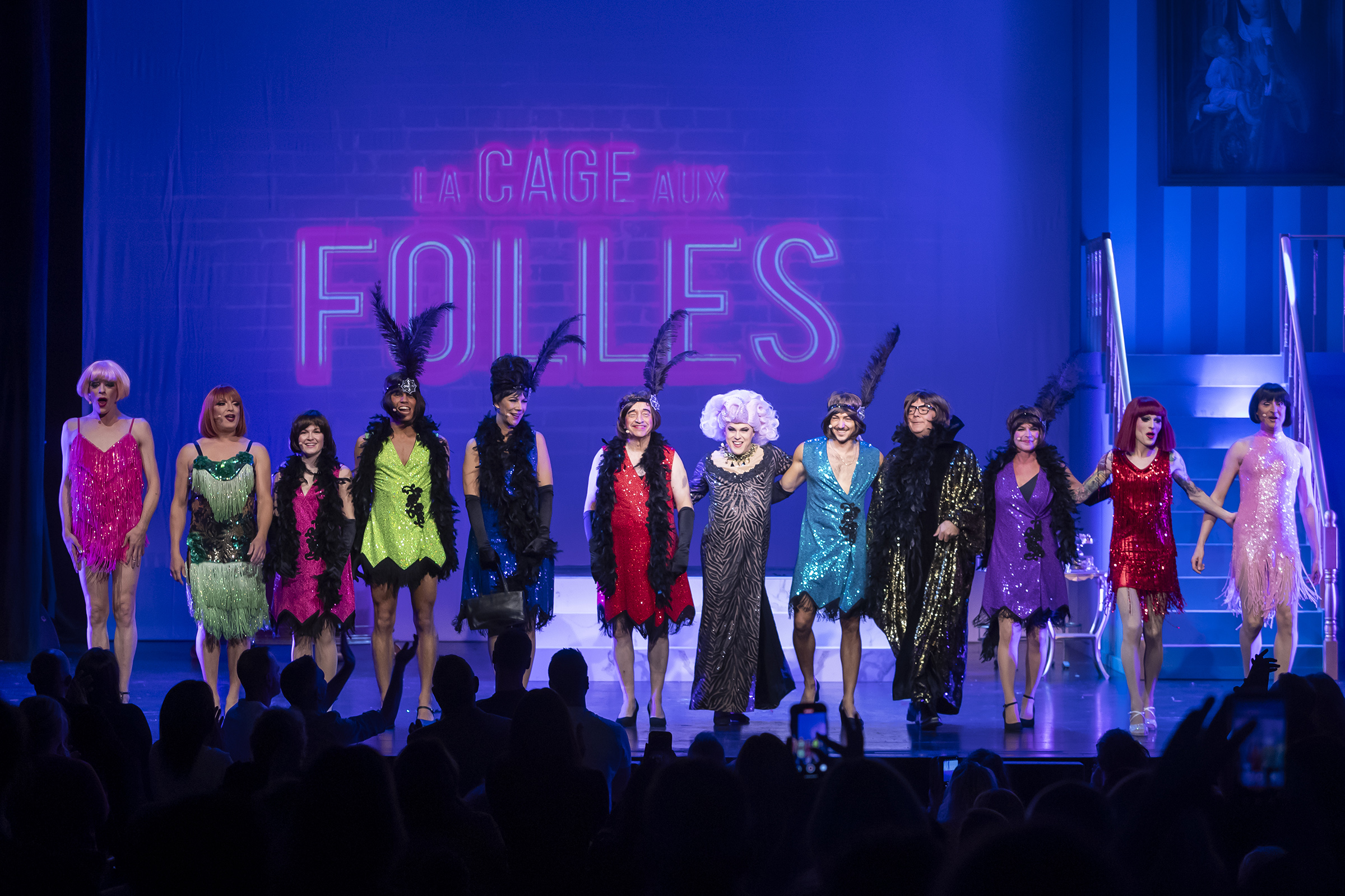 Hilarante Cage aux Folles dont les costumes sont signés Michel Robidas ...